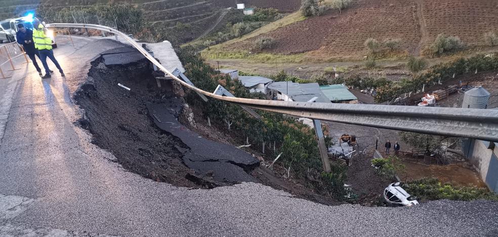 Un socavón de más de 10 metros obliga a cortar la carretera que une ...