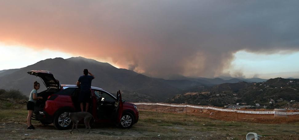 Sucesos | La caída de pavesas por el incendio obliga a desalojar once ...