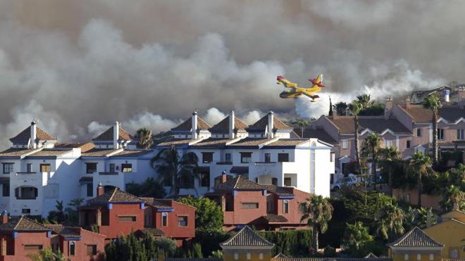 Dos incendios en Cádiz obligan a evacuar a 545 personas | Diario Sur
